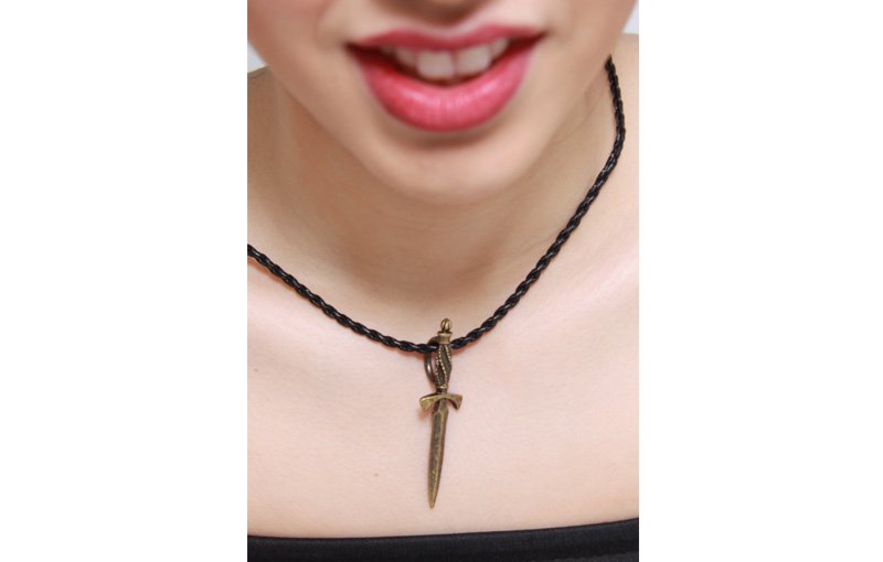 Halsband med svärd - Zingland.se Halsband med svärd - Zingland.se